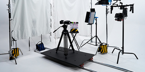 The Comprehensive Extra's A-Z | Film Glossary :: Uni-versal Extras